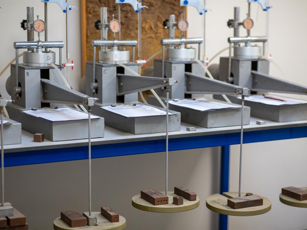 Falling Head | Wiertsema & Partners